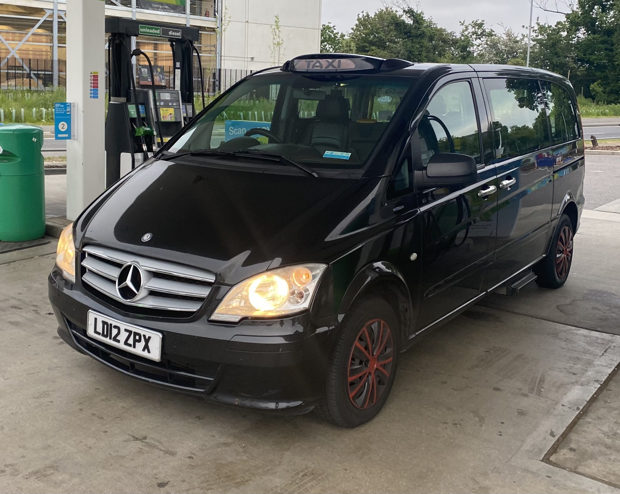 Black Mercedes Vito - JD Taxi Company Limited